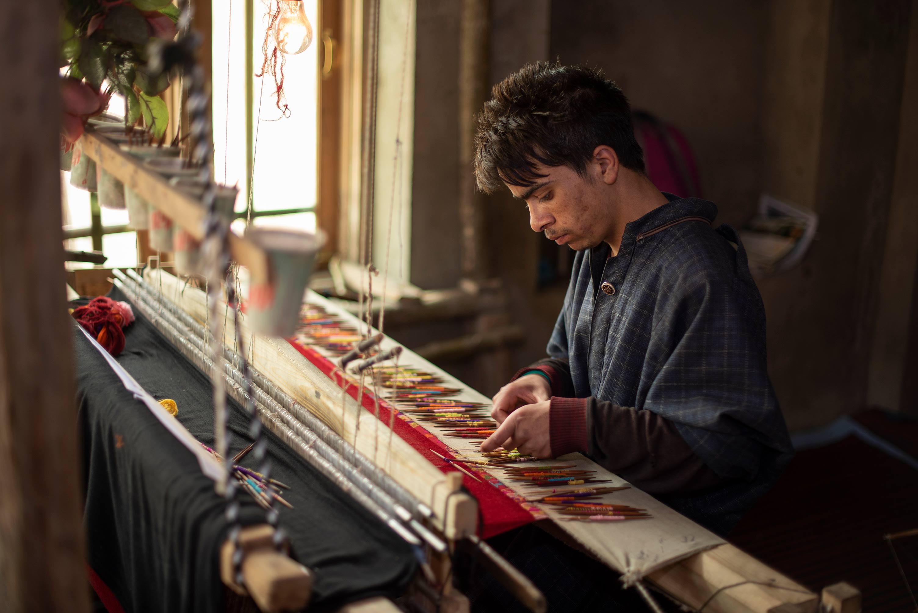 Essence of Kashmiri craftsmanship: Sozni and Kani work on Pashmina ...