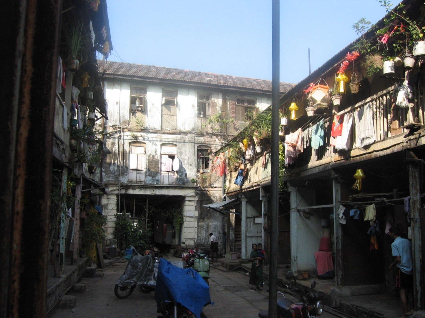 Visual Tour through the Mumbai Chawls | Sahapedia