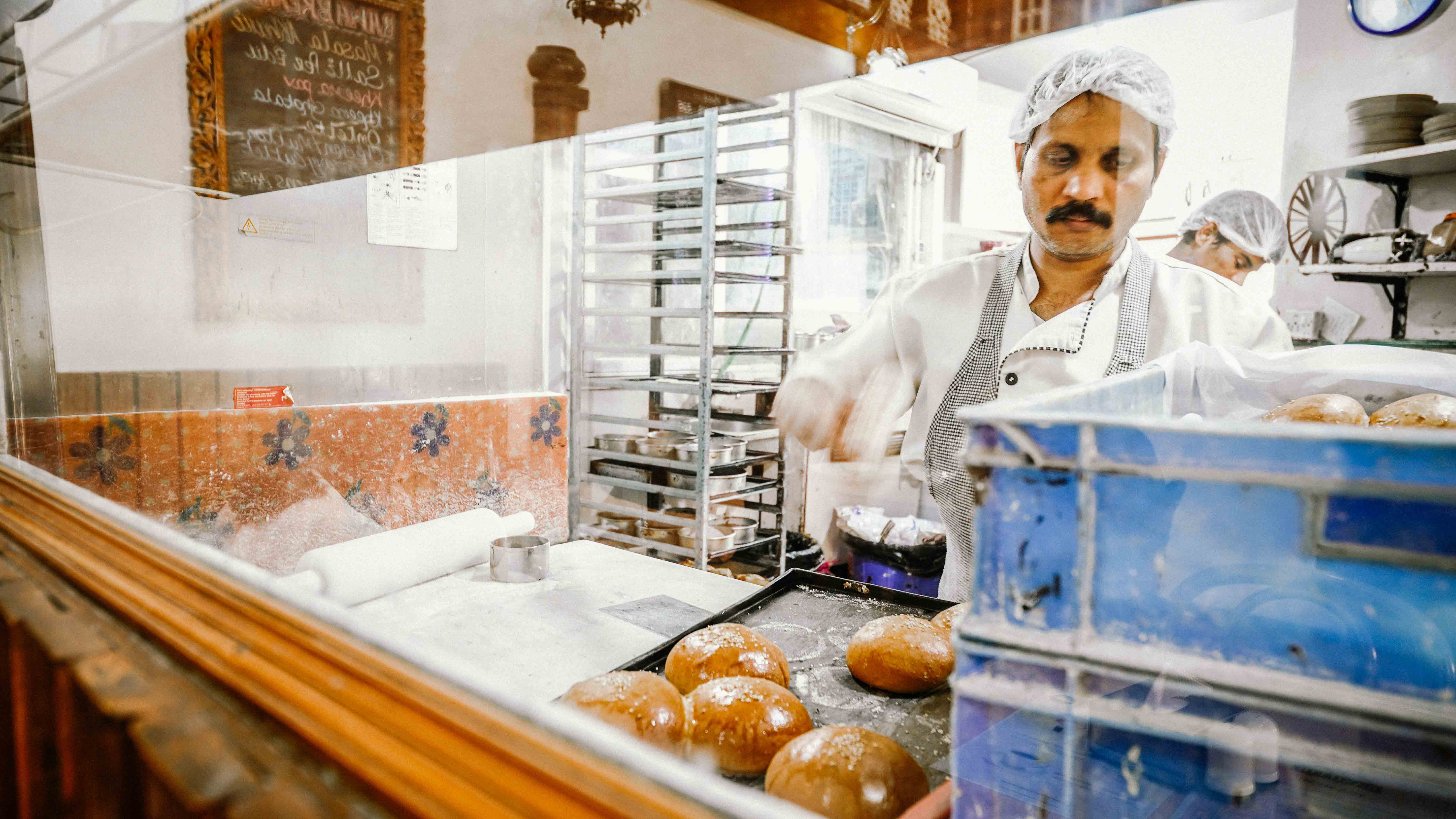 Maska Bun and Migration: Irani Cafes of Bombay | Sahapedia