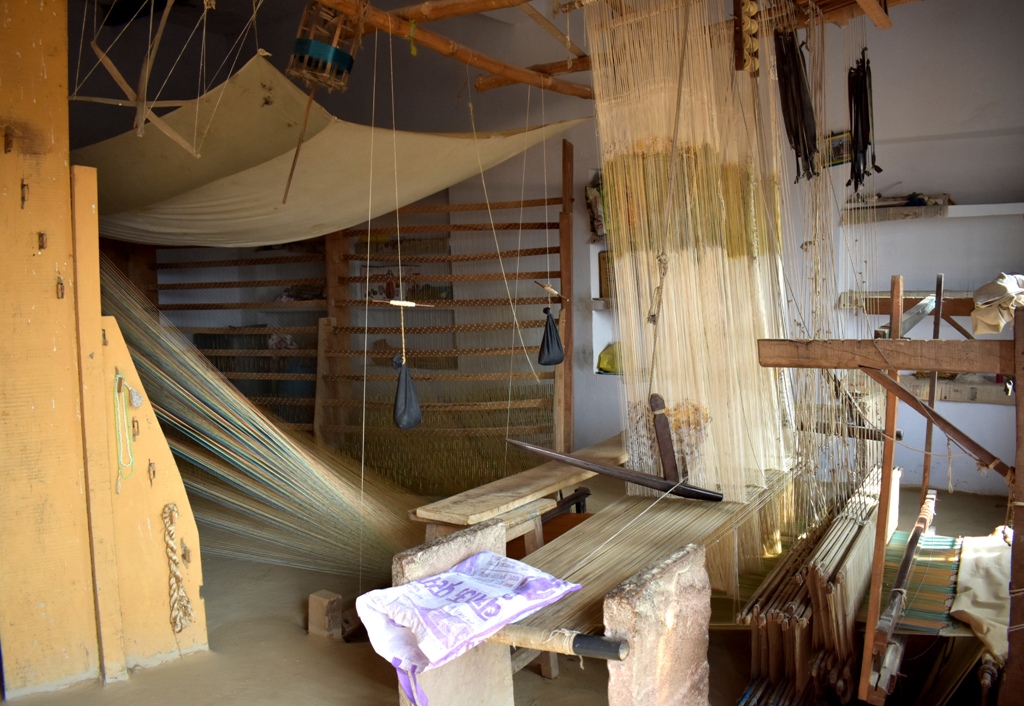 Technique of Velvet Handloom Weaving | Sahapedia