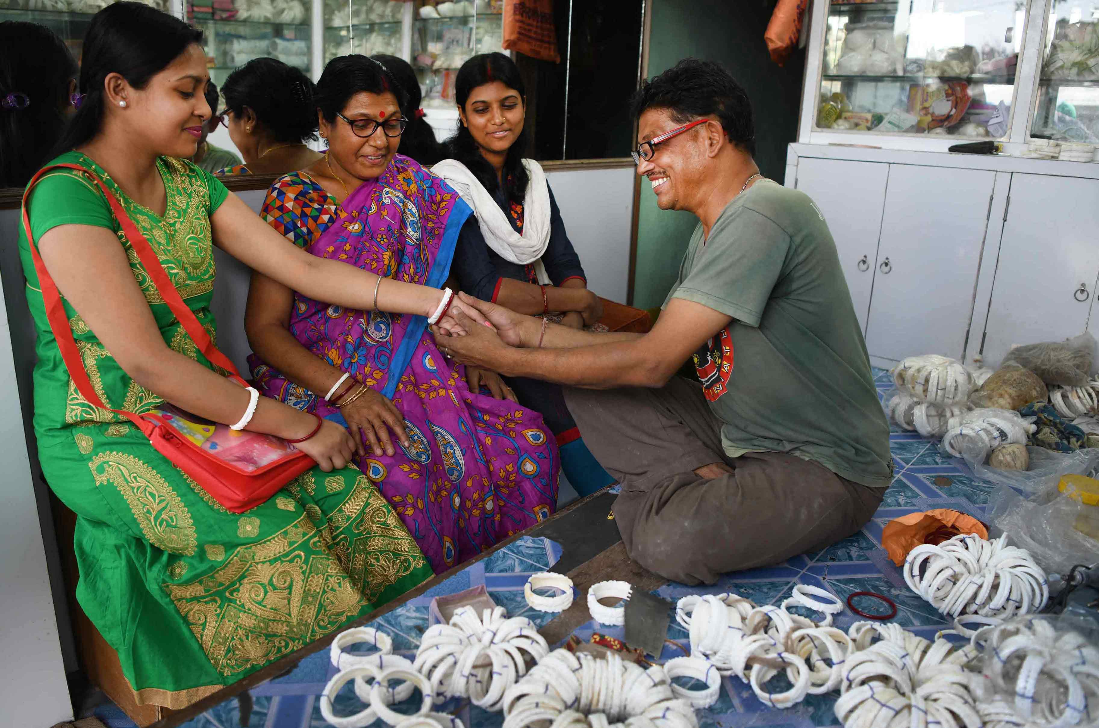 Crafting Conches: Sankhari Community of Bagbazar and Barrackpore ...