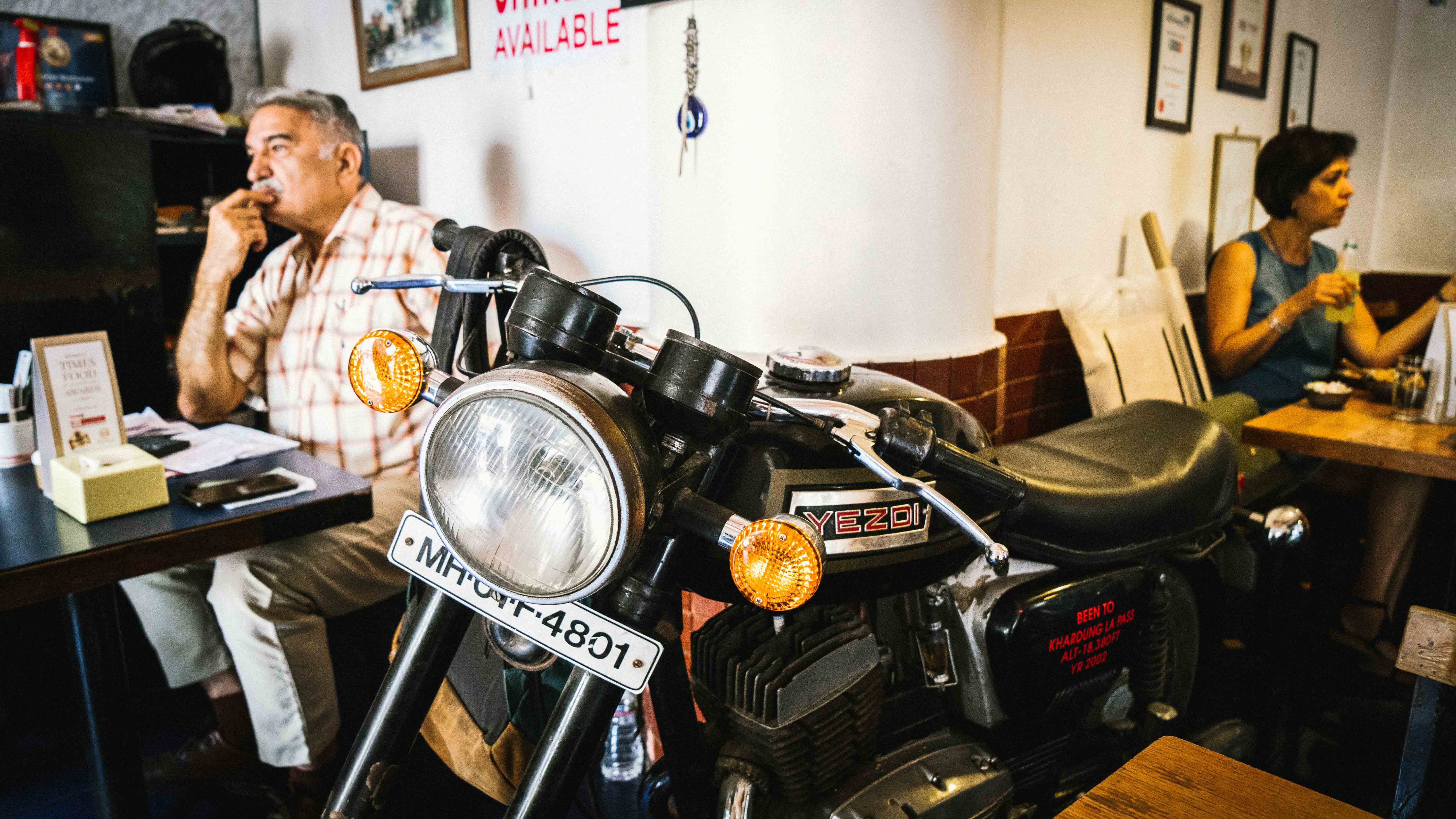 Maska Bun and Migration: Irani Cafes of Bombay | Sahapedia