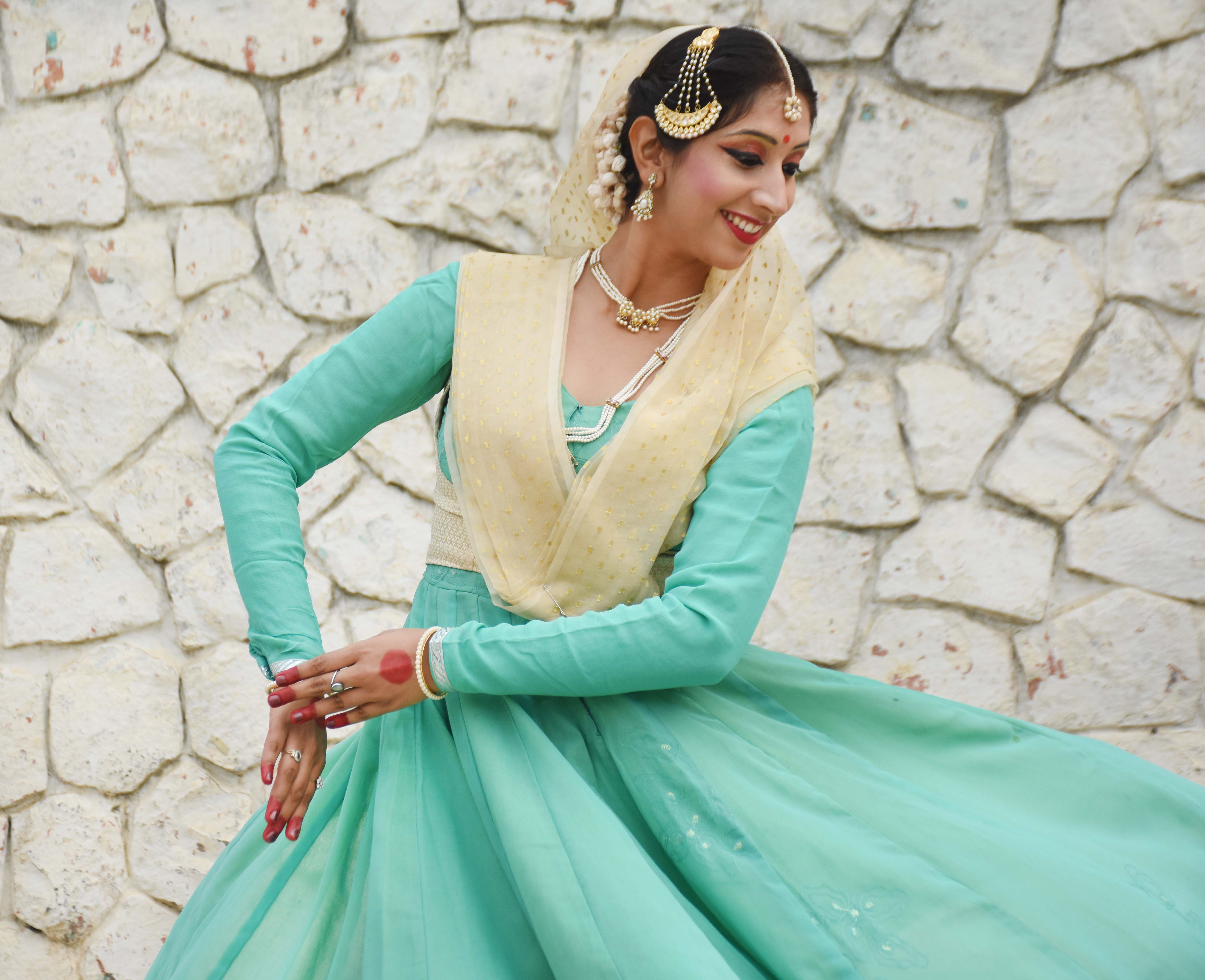 Kathak: Postures, Costumes and Mudras | Sahapedia