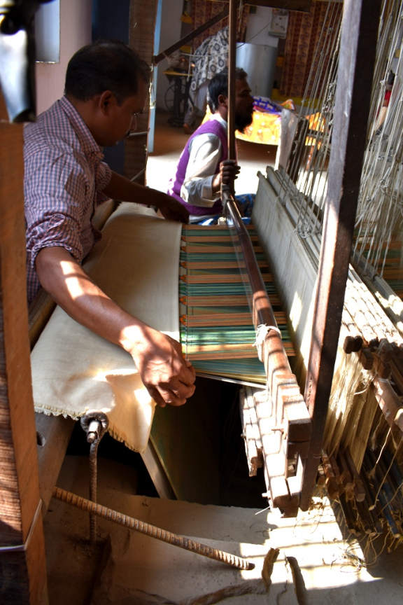 Technique of Velvet Handloom Weaving | Sahapedia